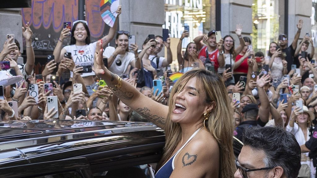 Karol G paraliza el centro de Madrid en su visita a ‘La Revuelta’ de ...